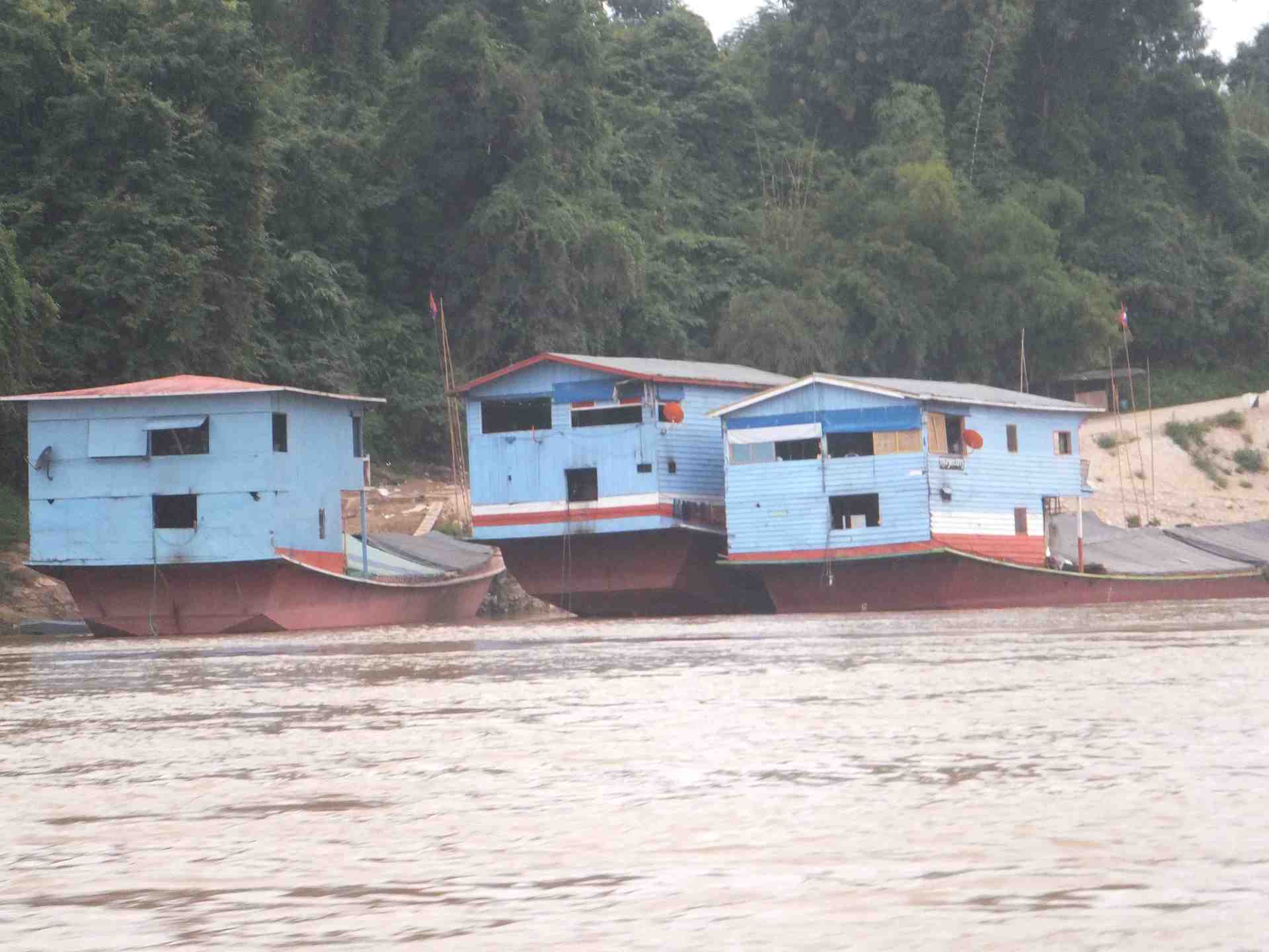 ラオスの川はどんな感じですか？: モンペイ