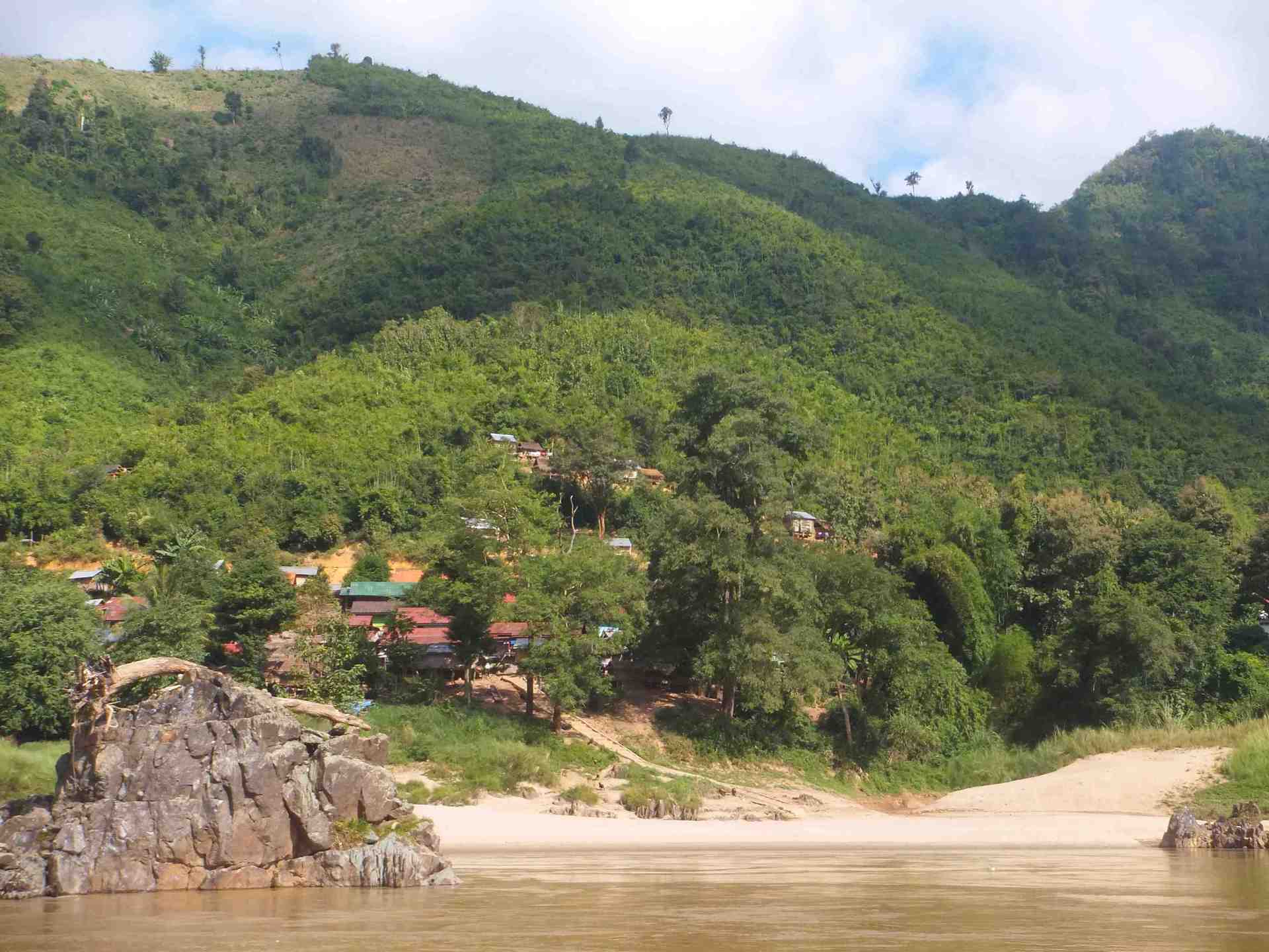 ラオスの川はどんな感じですか？: モンペイ